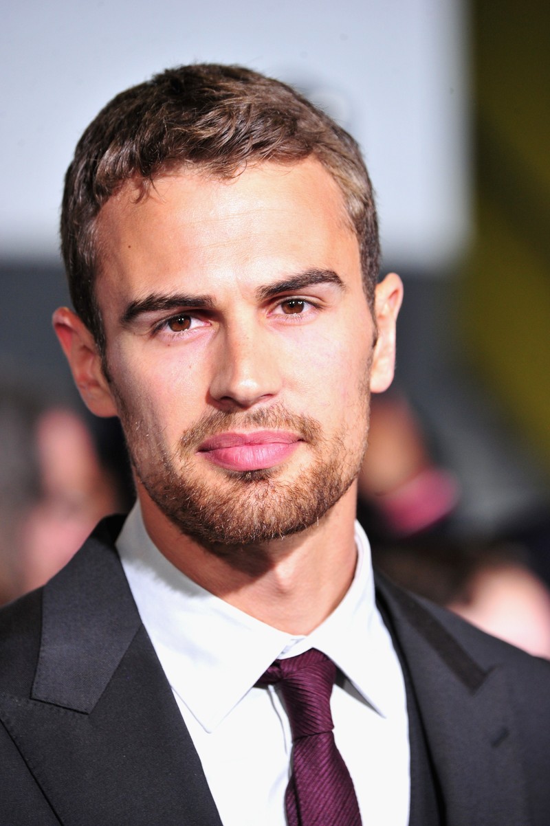 Theo James Mac Wallpaper