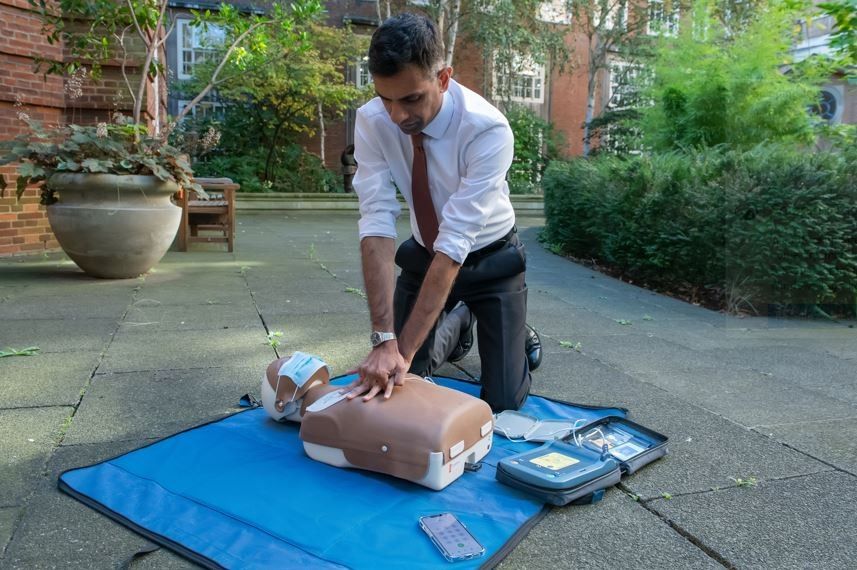 NHS urges Asians and ethnic minorities to learn CPR skills - EasternEye