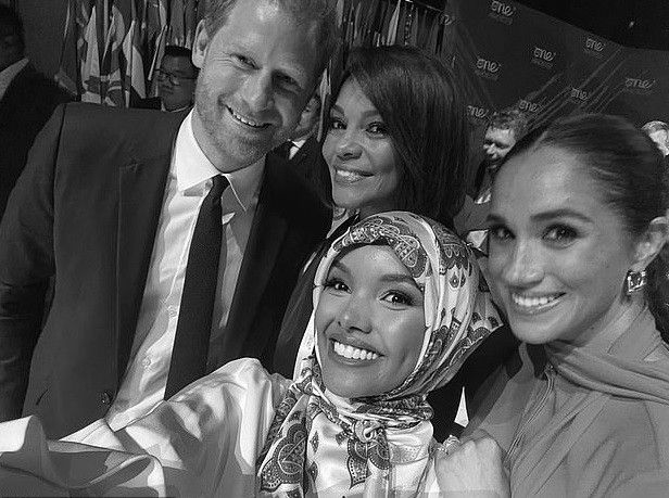 Who is Halima Aden? Former burkini supermodel poses for a selfie with ...