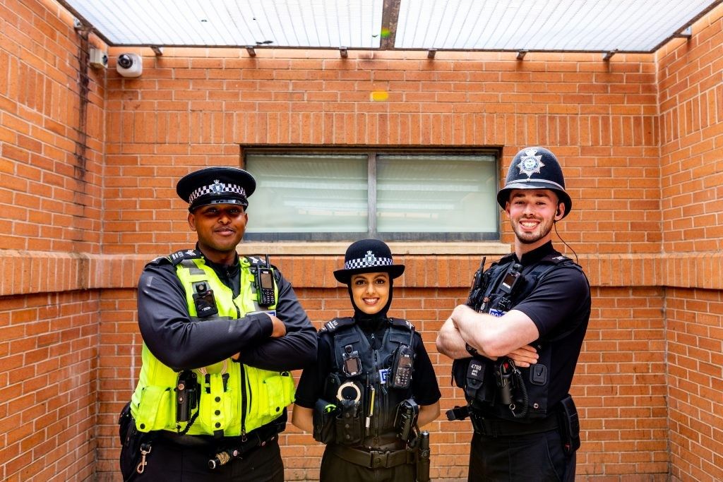 "It was quite empowering", says Britain's first hijab-wearing police ...