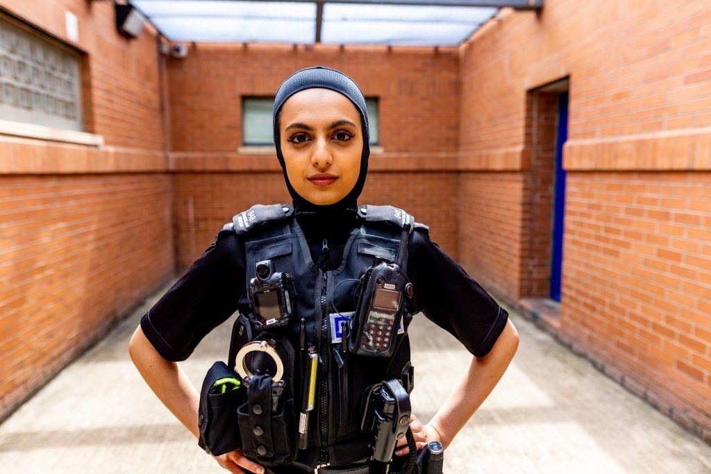 "It was quite empowering", says Britain's first hijab-wearing police ...