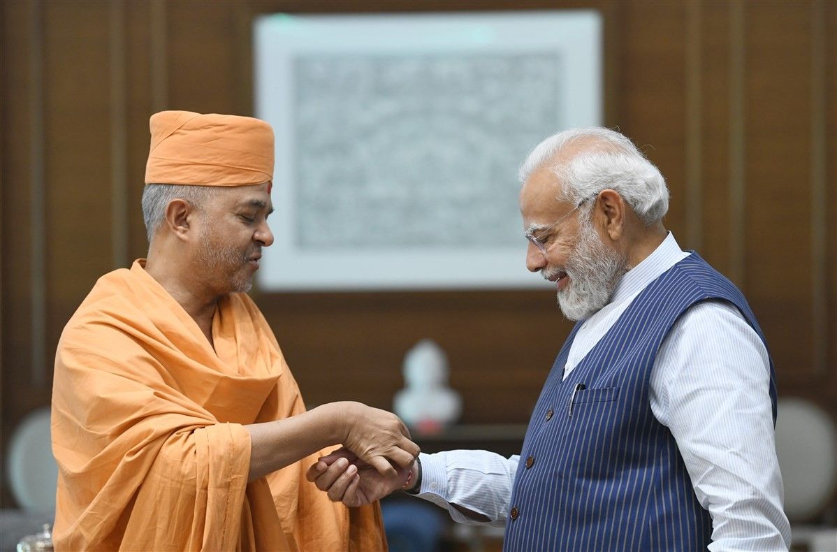Swami Brahmaviharidas Meets Modi To Express Gratitude - GG2