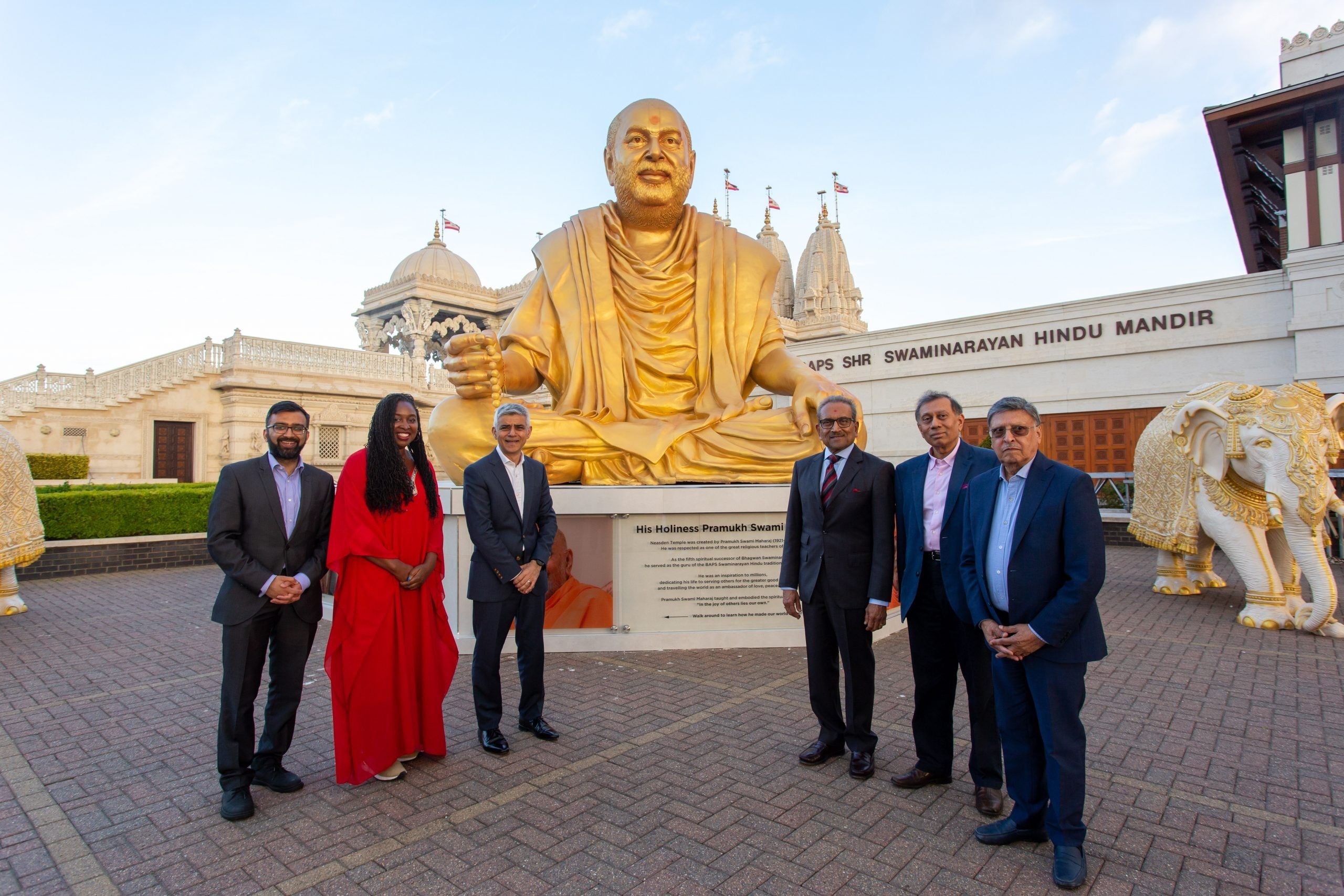 London mayor visits Neasden Temple to meet His Holiness Mahant Swami ...