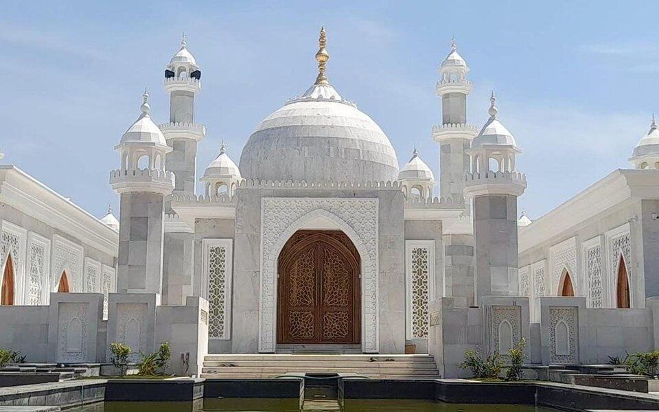 Son constructs £500,000 Taj Mahal replica as tribute to his mother ...