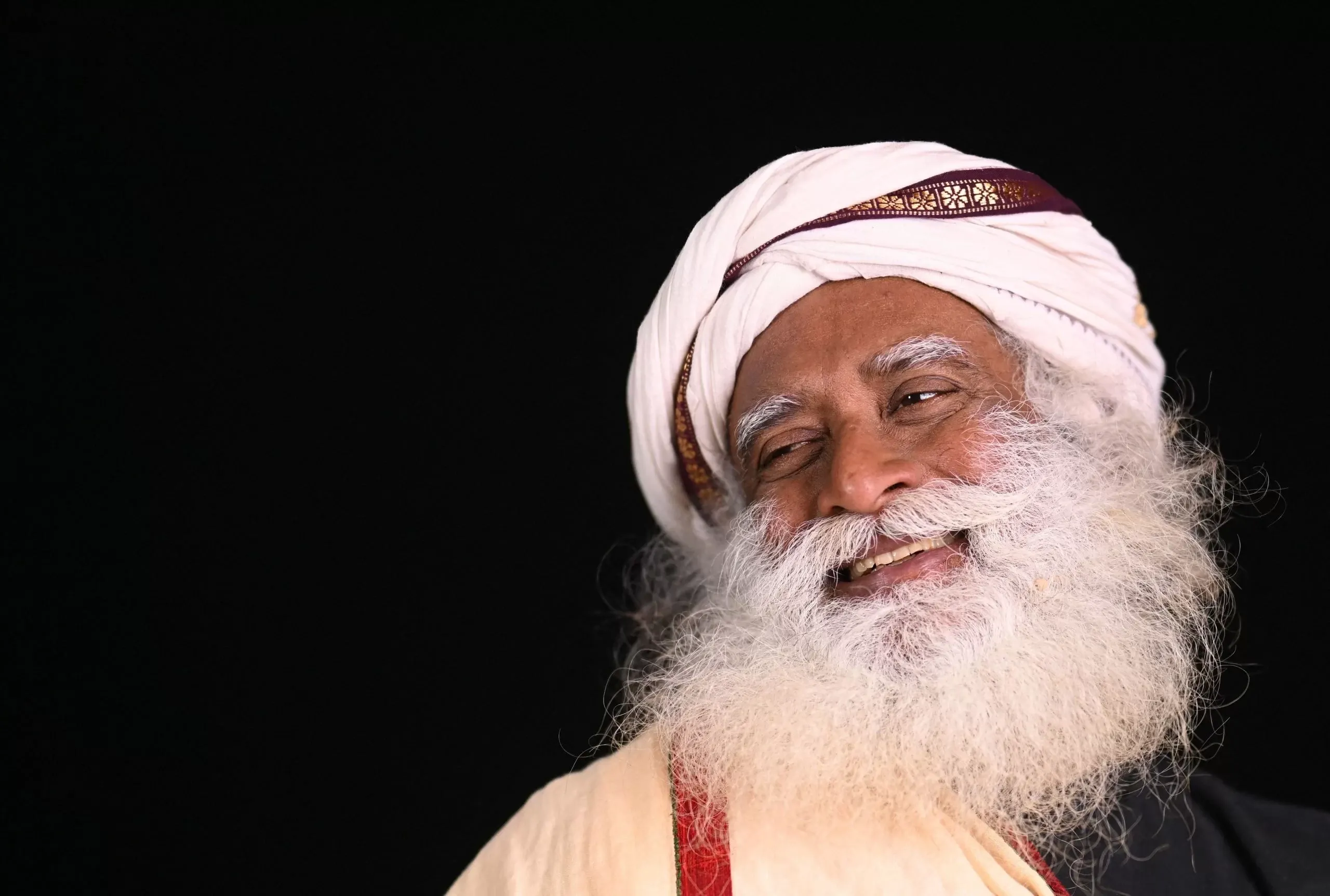 Celebrated yogi Sadhguru proclaims 'the age of yoga has come!' - EasternEye
