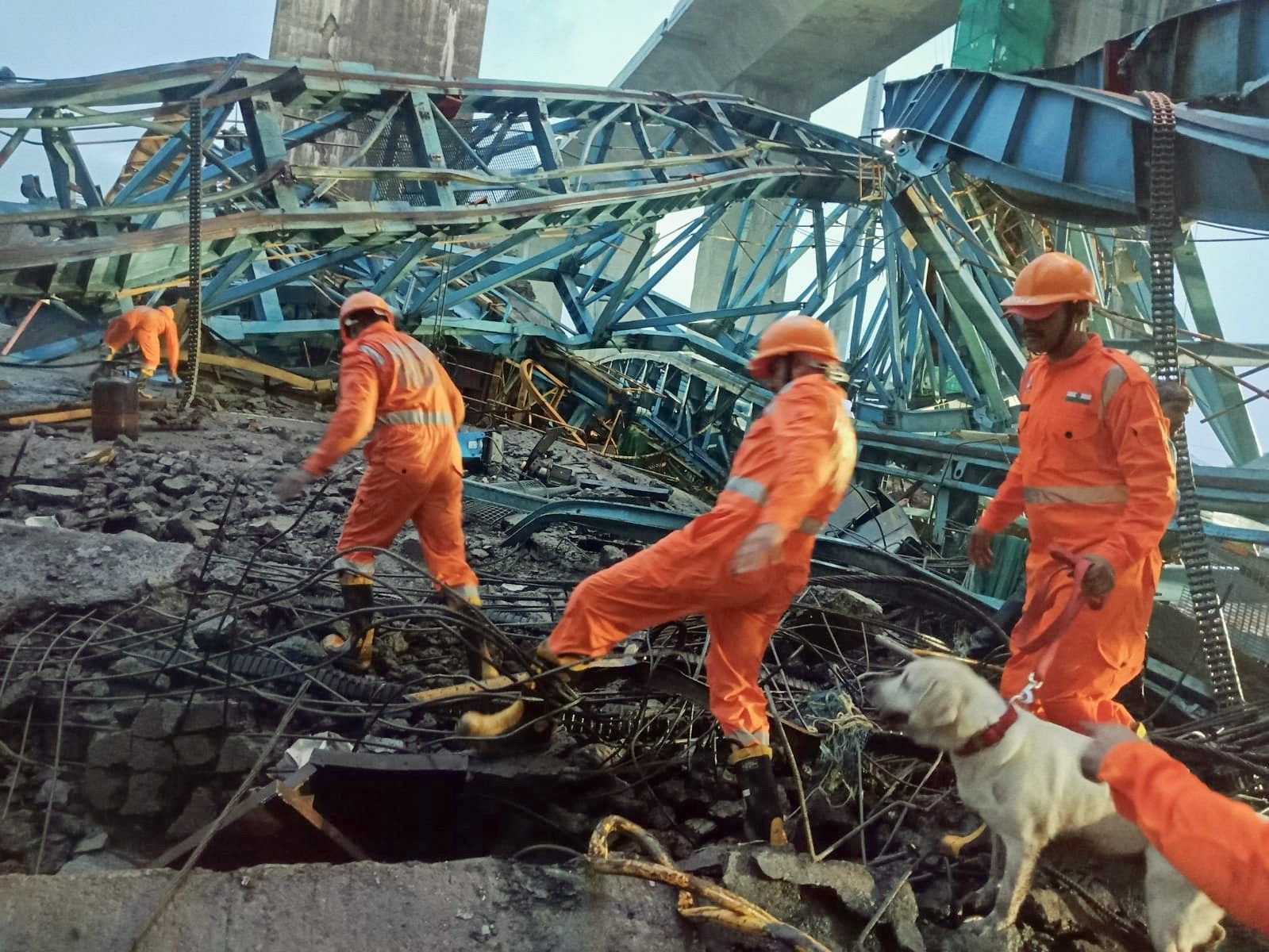 Tragic crane collapse claims 17 lives in India's Maharashtra - EasternEye