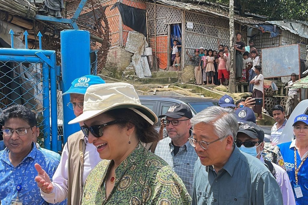 17 dead as Rohingya boat breaks up off Myanmar - EasternEye