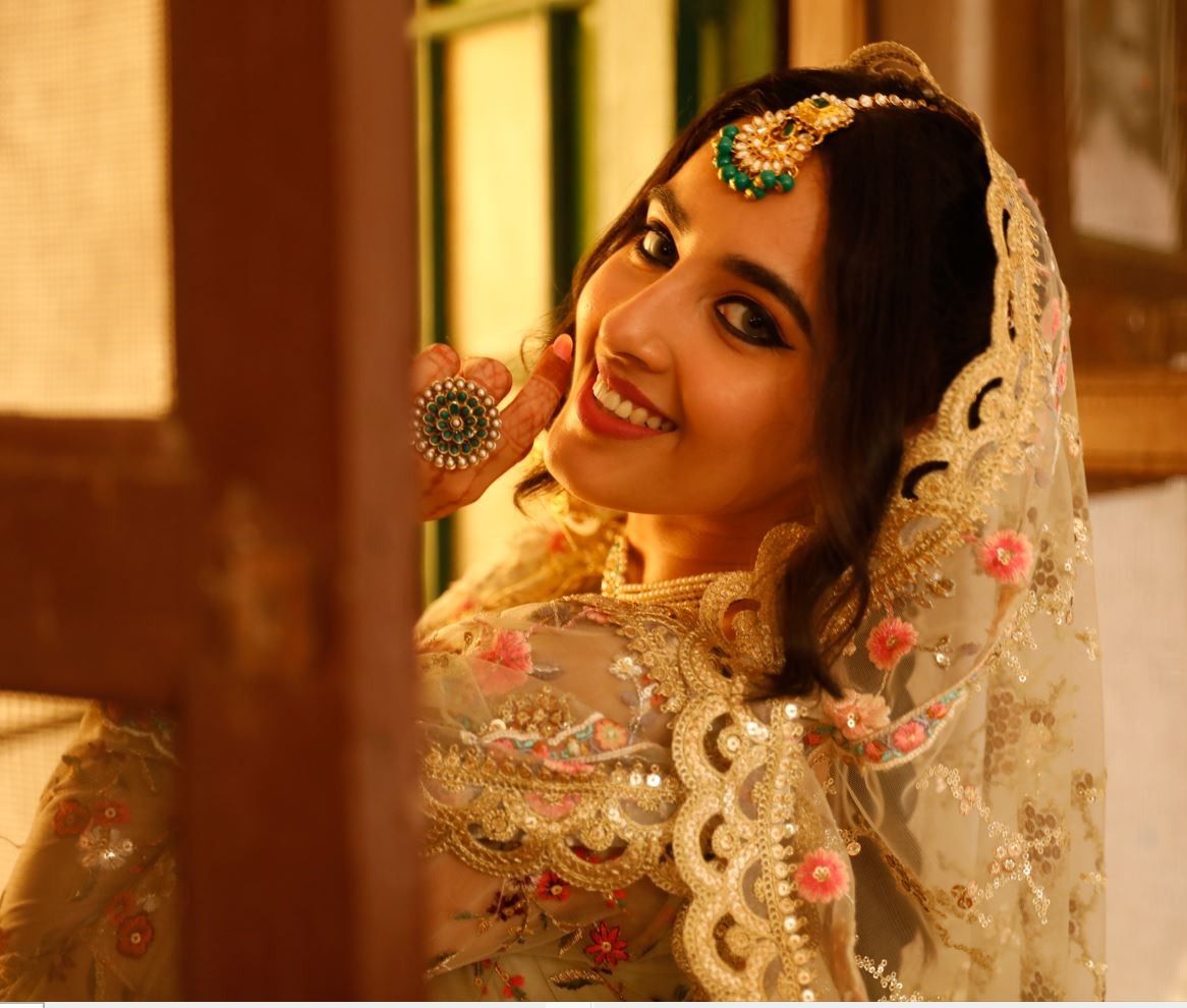 Great Bollywood start for gifted Gadar 2 girl Simratt Kaur Randhawa ...