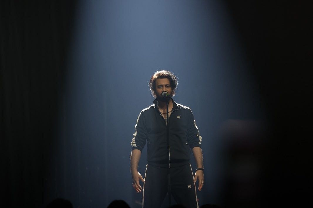 Atif Aslam halts concert mid-way after fan throws money at him - EasternEye