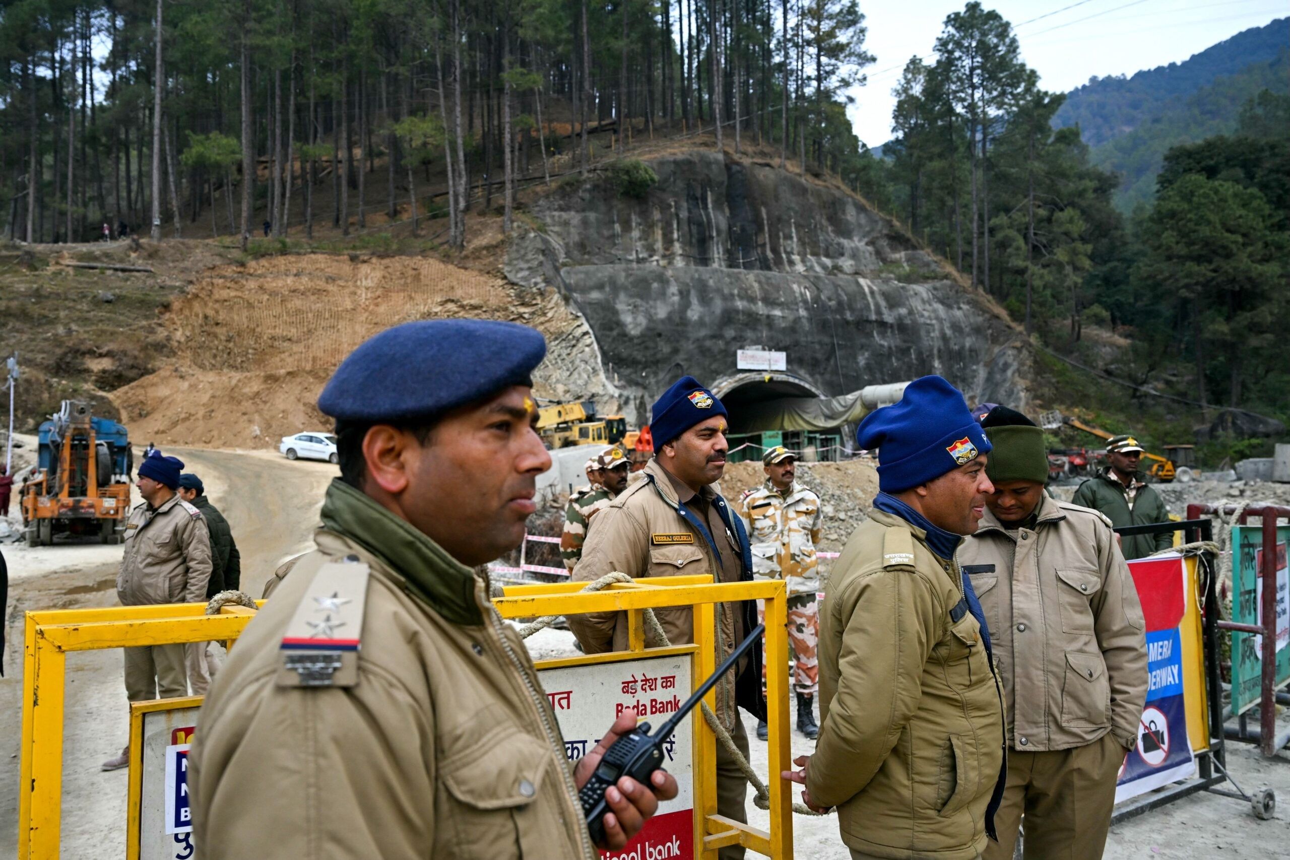 Indian military digs by hand to rescue 41 tunnel workers - EasternEye