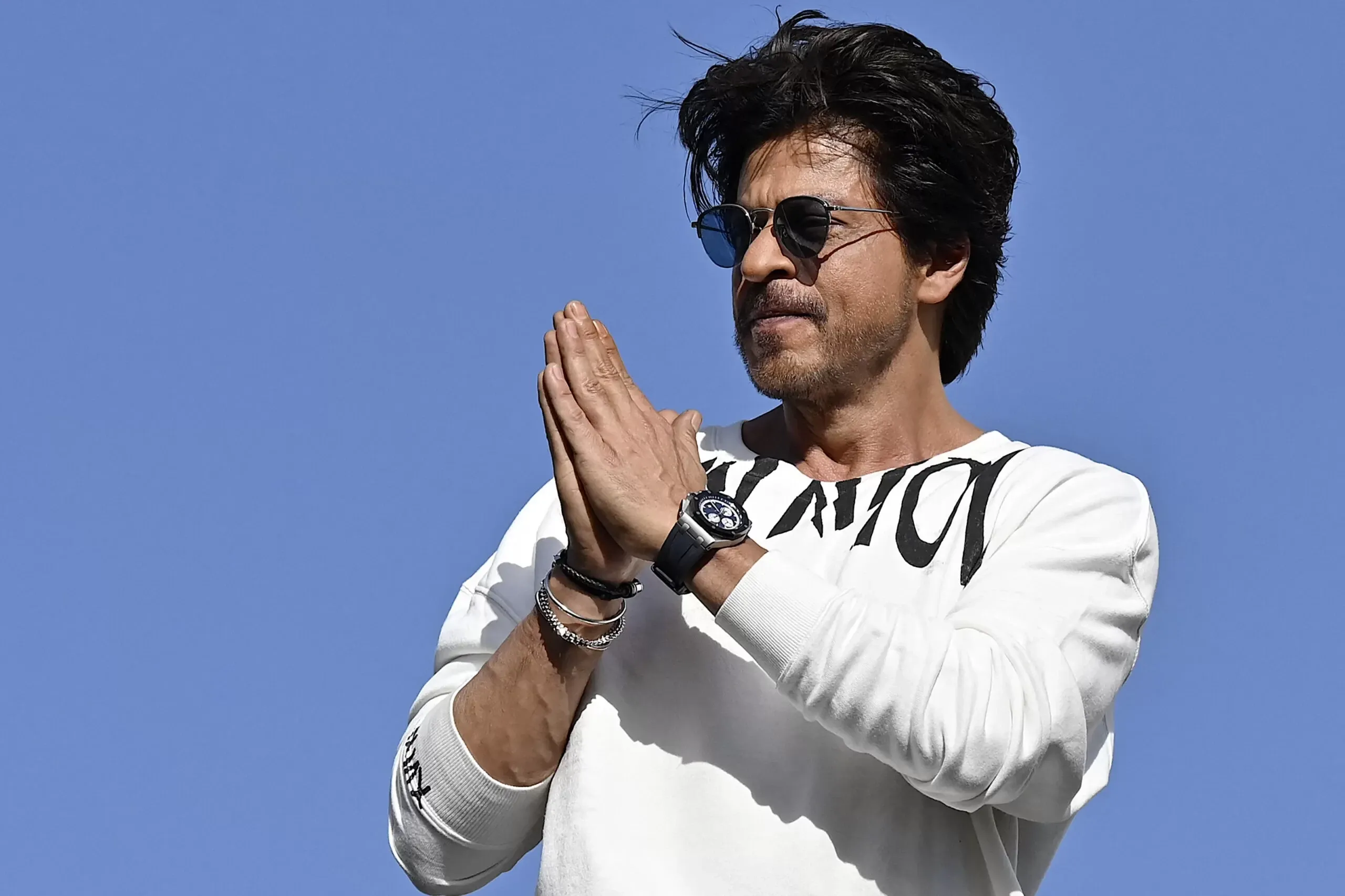 SRK greets fans camping outside Mannat on his 58th birthday - EasternEye
