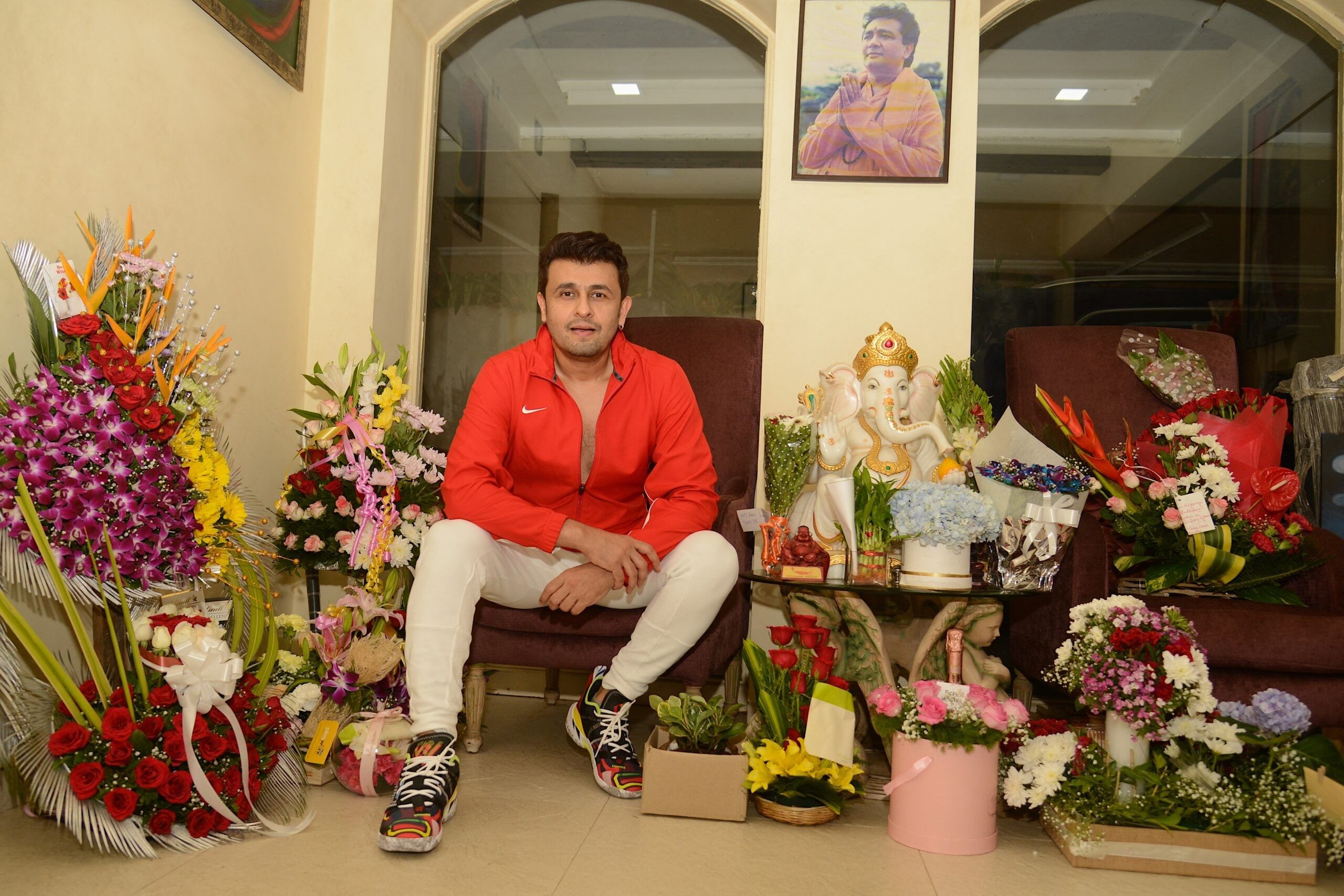 Sonu Nigam receives Mohammed Rafi Award - EasternEye