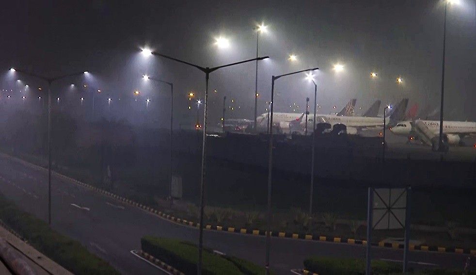 30 flights delayed; train schedules disrupted amidst dense fog in Delhi - EasternEye