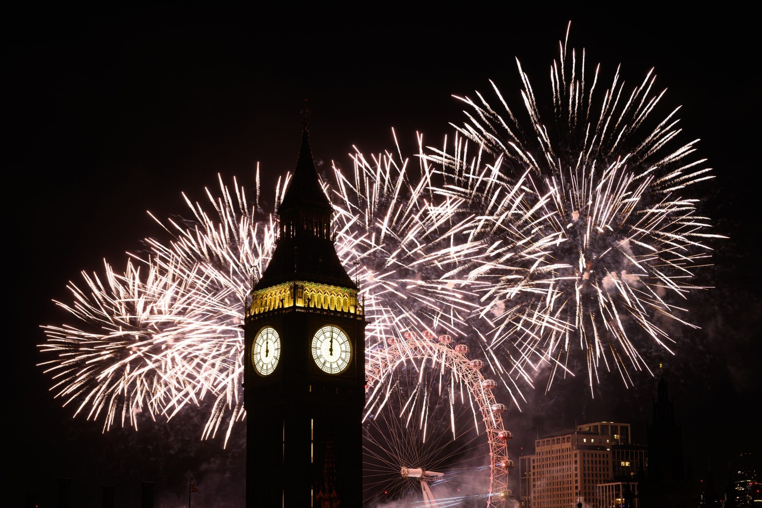 London welcomes 2024 with Mayor's biggest ever fireworks, lights, and ...