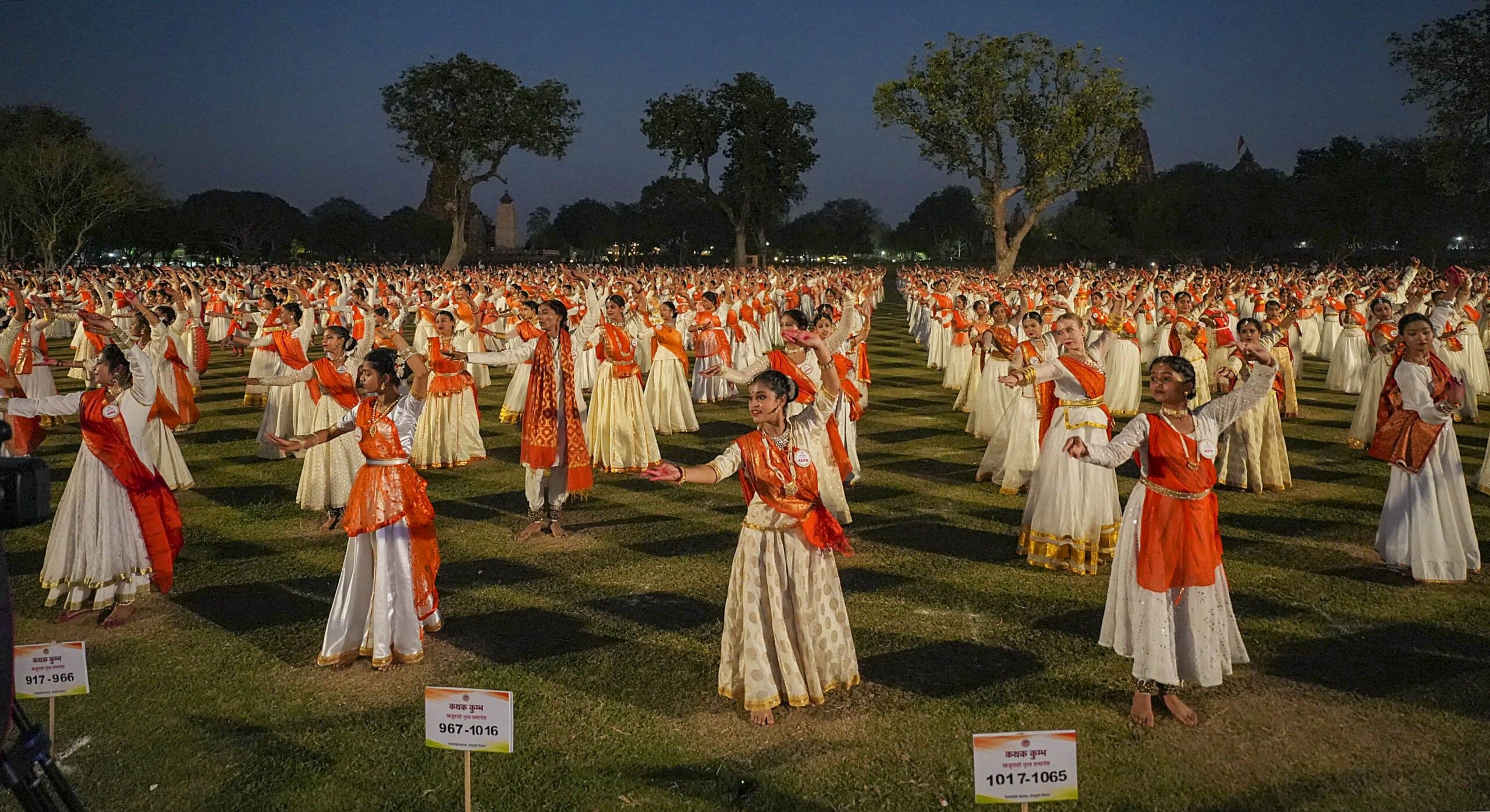 Indian state sets Kathak dance record with 1,484 dancers - EasternEye