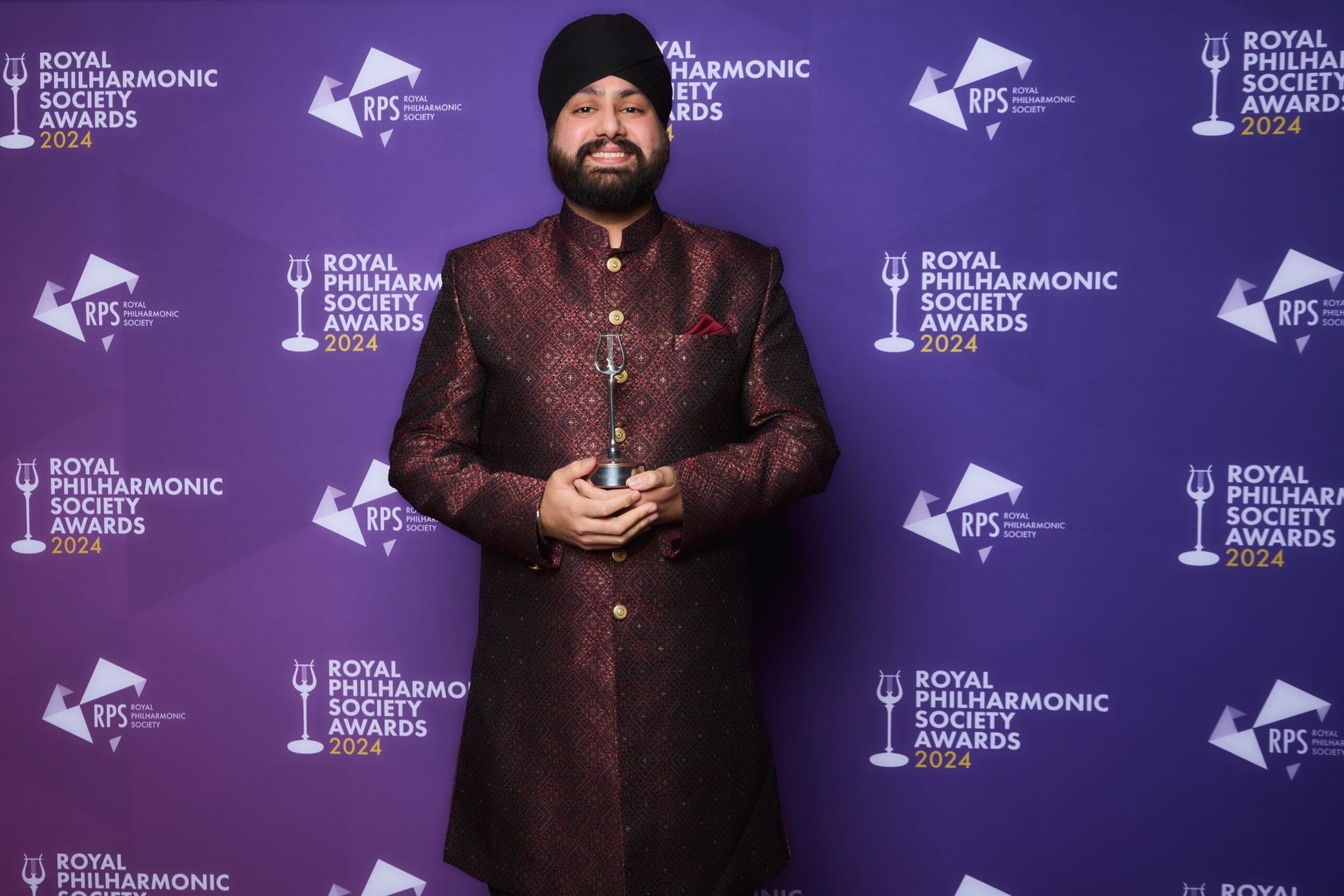 Jasdeep Singh Degun becomes first sitar player to win Royal Philharmonic Society Award - EasternEye
