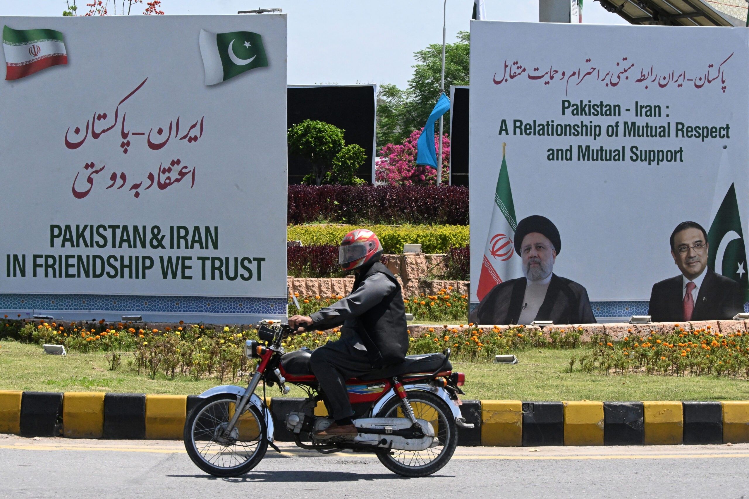 Iran And Pakistan Pledge Closer Ties After Border Missile Attacks - GG2