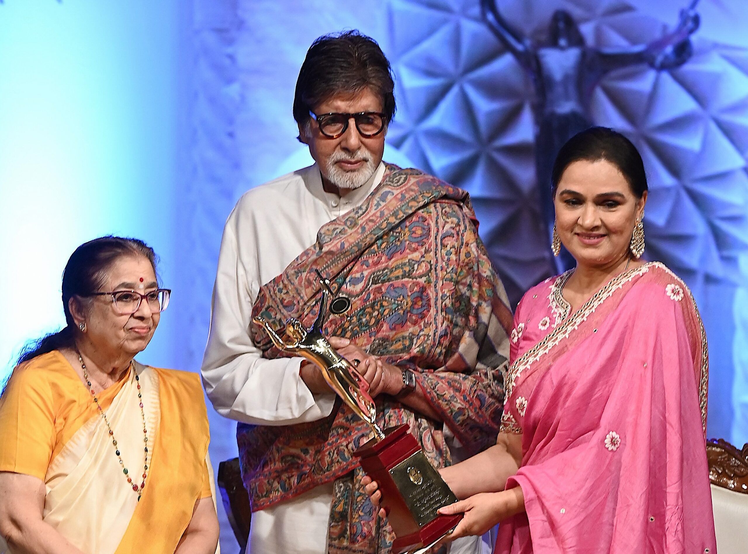 Amitabh Bachchan receives Lata Deenanath Mangeshkar Award - EasternEye