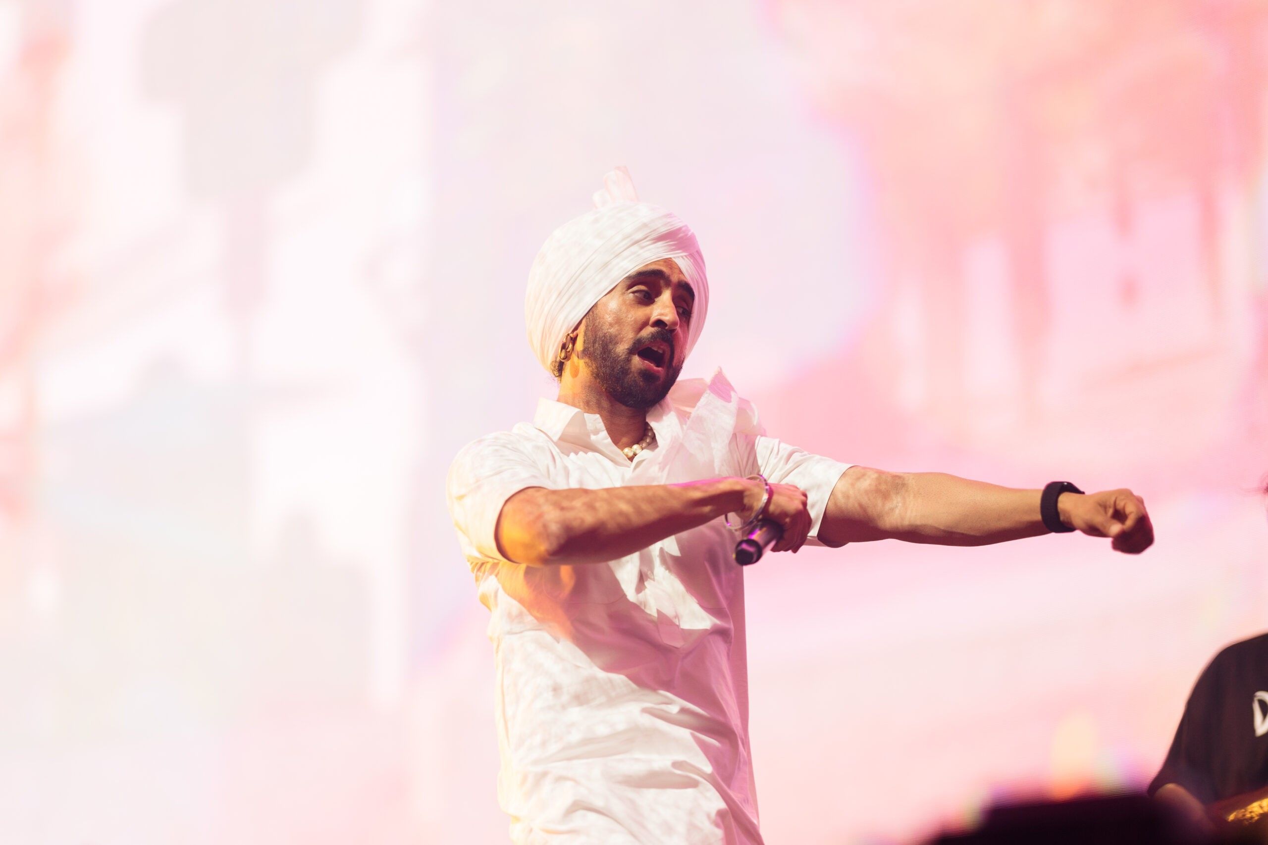 Diljit Dosanjh scripts history; sells out ‘largest ever Punjabi show ...