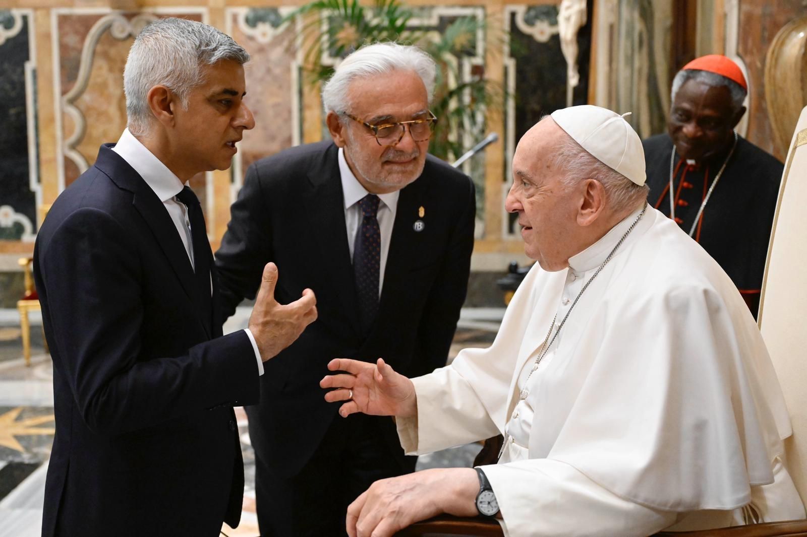 Sadiq Khan meets Pope Francis during Vatican visit - EasternEye