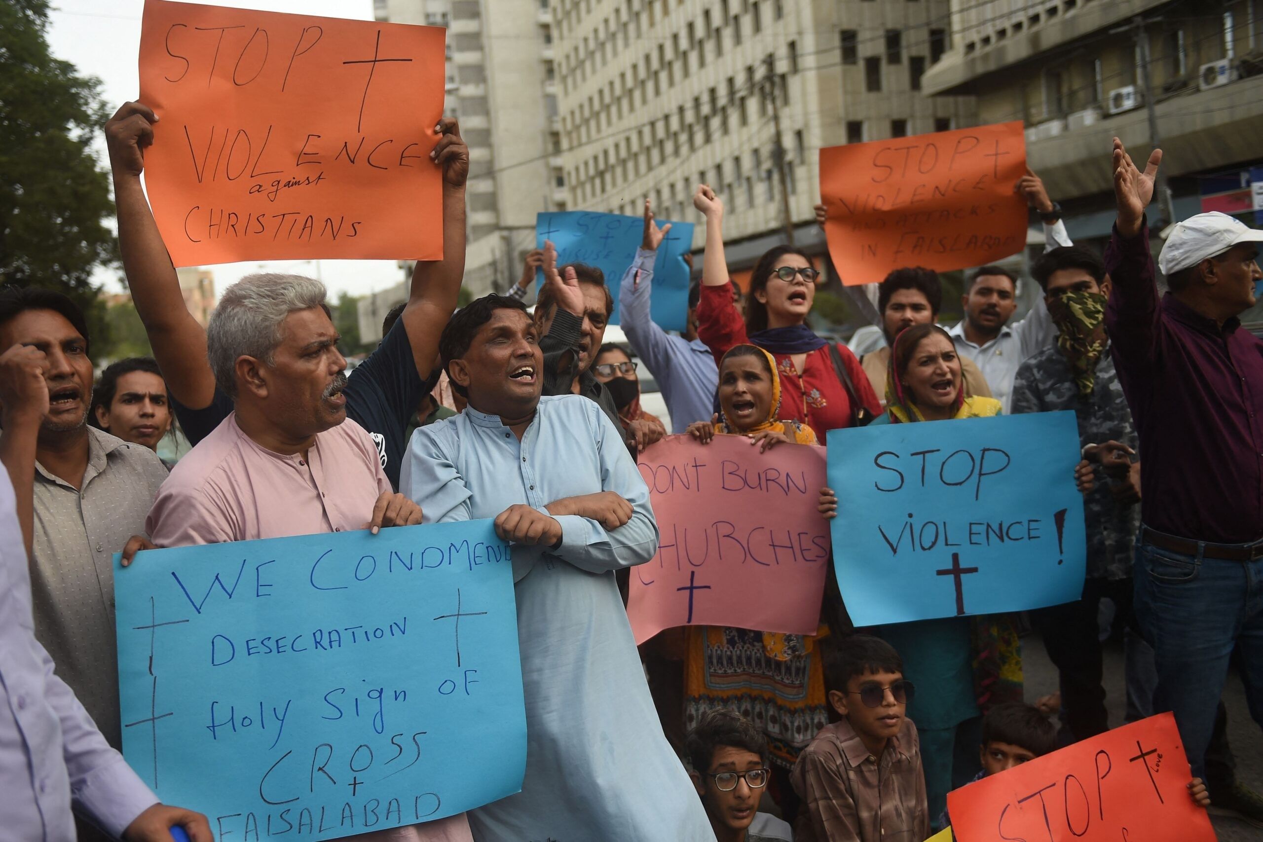Mob kills man accused of burning Quran in Pakistan - EasternEye