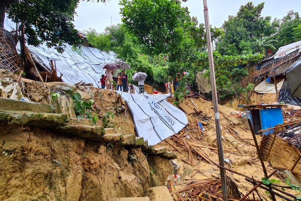 Nine 'buried alive' in Bangladesh landslides - EasternEye